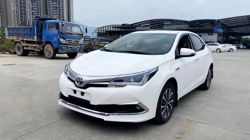 丰田卡罗拉双擎油电混合·2018.2上牌1.8自动天窗,拨片