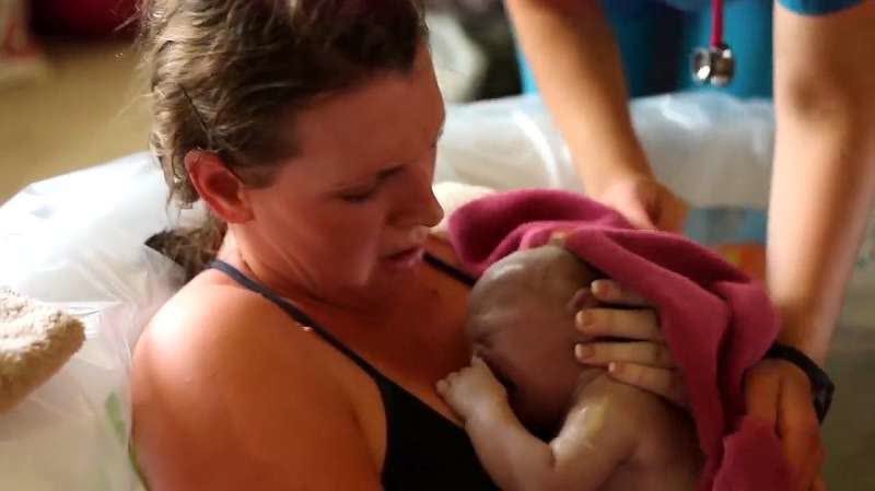 待产妈妈尝试水中分娩,长时间的努力和痛楚迎来新生命的加入