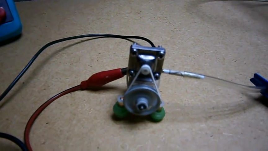 超小型涡轮发电机试验,竟然用可乐瓶针管打造!