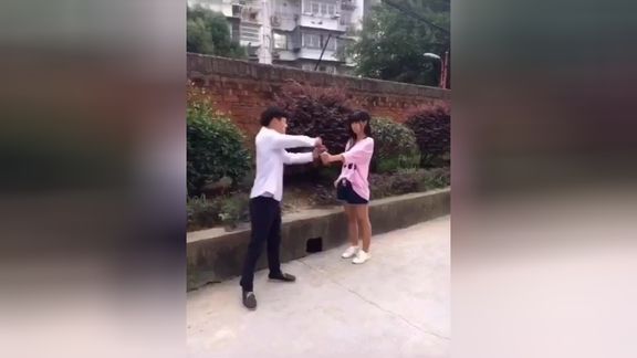 女子为情自杀,喝敌敌畏盖子打不开,找男友帮忙