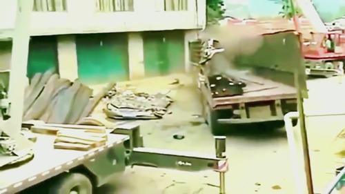 大卡车侧翻,一旁的小车遭殃