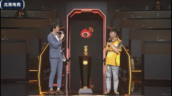 天命杯:weibo吃鸡“拖孩战神”running采访:给大家磕头,咚咚咚