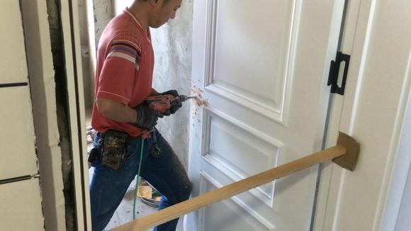 家里装修安装卧室门,师傅干活很专业很细心,这也整的太快了