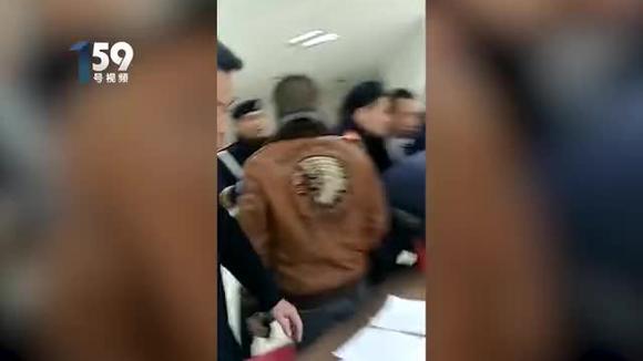 暴力阻止业主大会投票?警方:正在调查