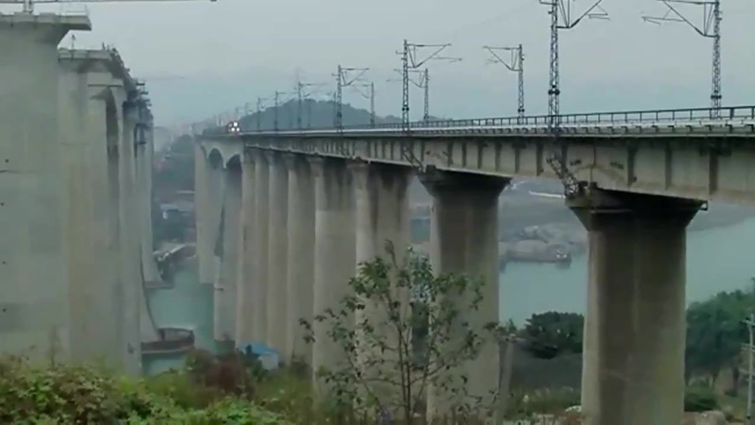 行包快运列车与T258次列车通过井口嘉陵江特大桥