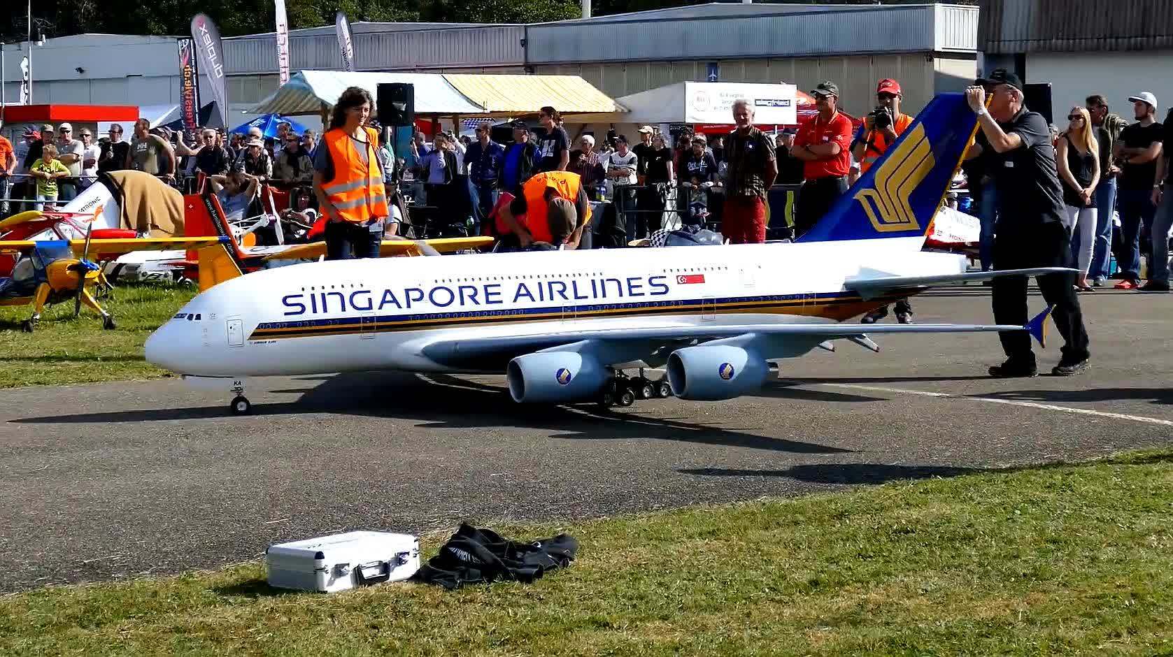飞机怎能用人去推?原来是模型机,真机