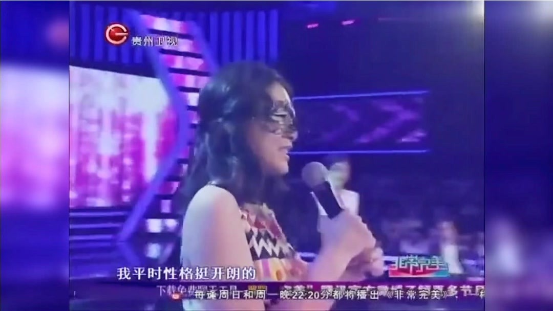 女生表演才艺两位男嘉宾配合,现场很是喜感,其他人哈哈大笑