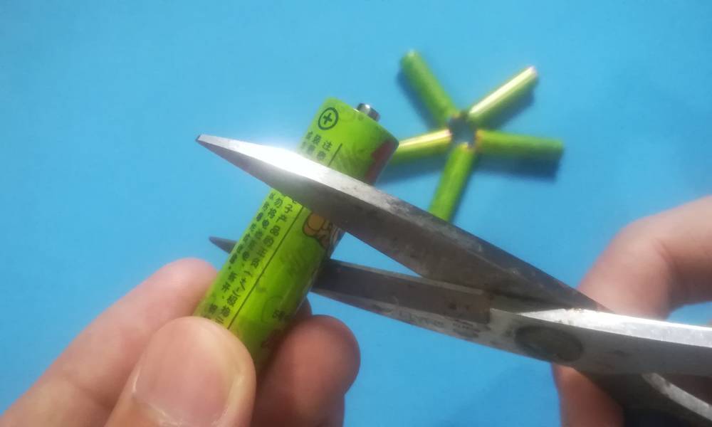 废旧电池不知该如何处理?用剪刀剪上几下,还有这样的...