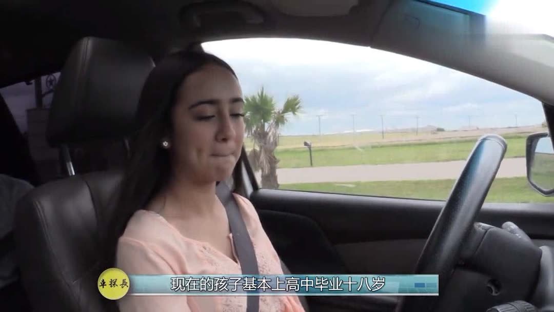 17岁美女学开车,不知道如何挂挡,尴尬出现了