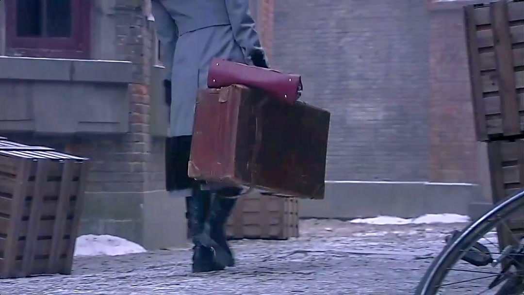 悬崖:美女装发报机动作快,刚开始发电报,就被人监测到信号!