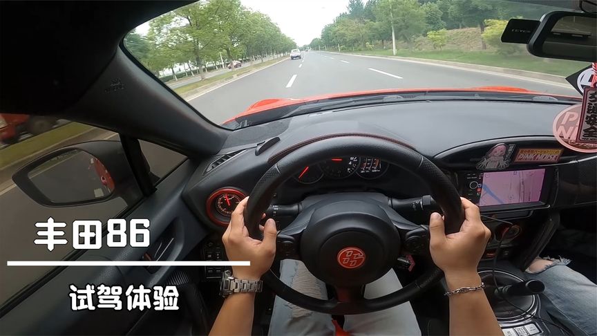 年轻人的梦想车型,车主竟然把自动挡自己改成了手动档,只为情怀