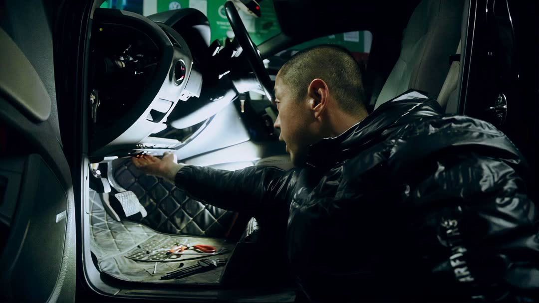 方向盘调节功能损坏,换新零件要4000元,自己改装一个能省不少钱