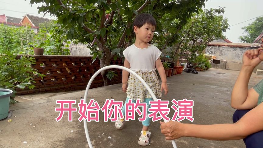 2岁半宝宝用管子当乐器,奶奶卖力伴奏,一首不过瘾还要唱!