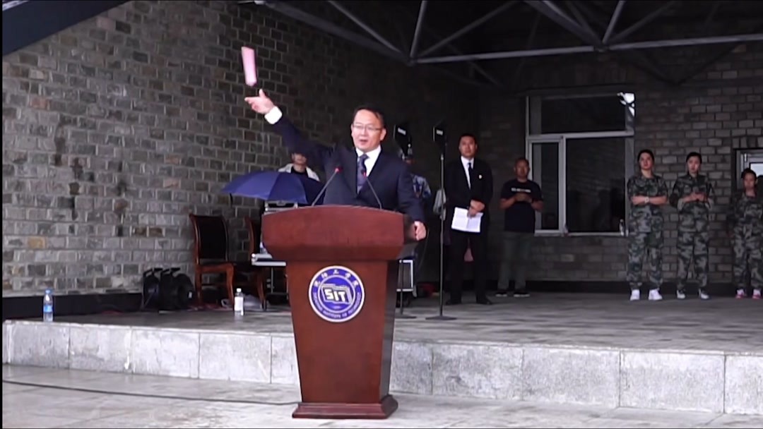 开学礼遇暴雨,校长扔演讲稿:只讲4句!