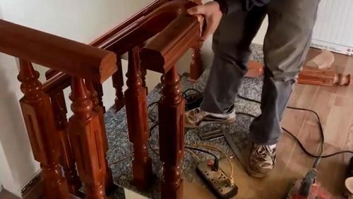 实拍国外加工制作安装实木楼梯全流程,网友:整个过程看的很过瘾