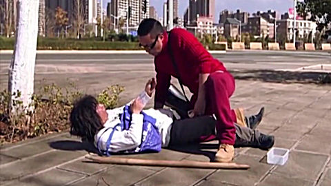 乞丐找毛台要钱,听完毛台的分析后,开始同情他了