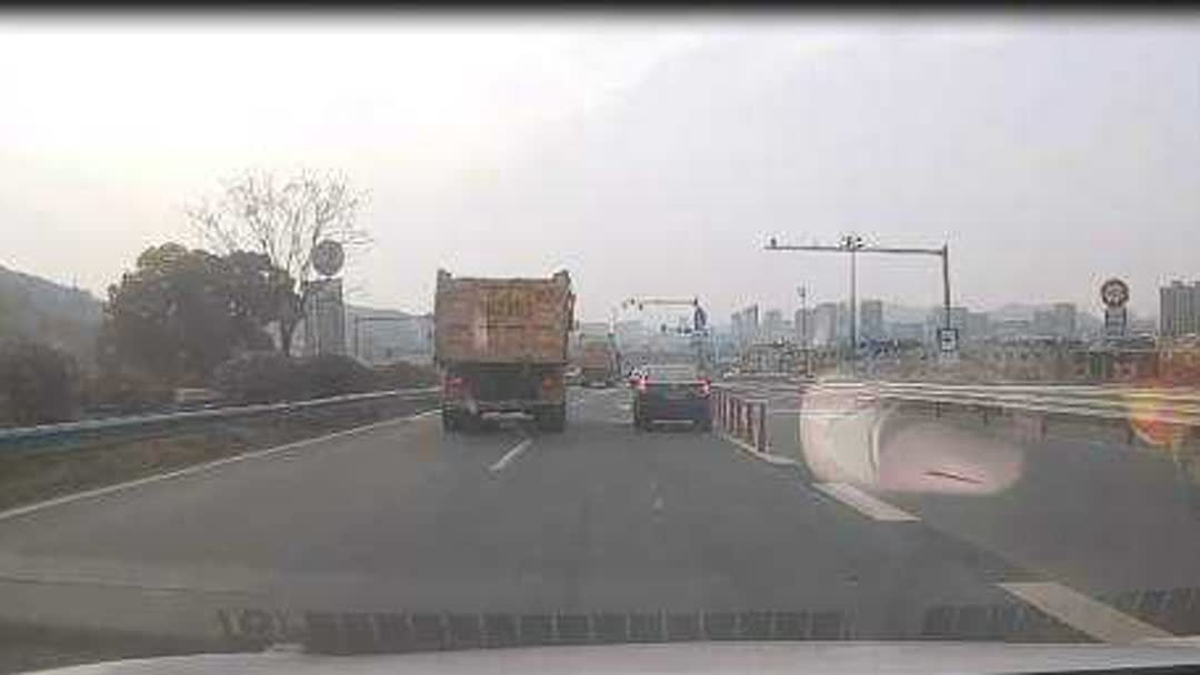 2021交通事故合集(0303期):遇渣土车盲区,小车险遭碾压!