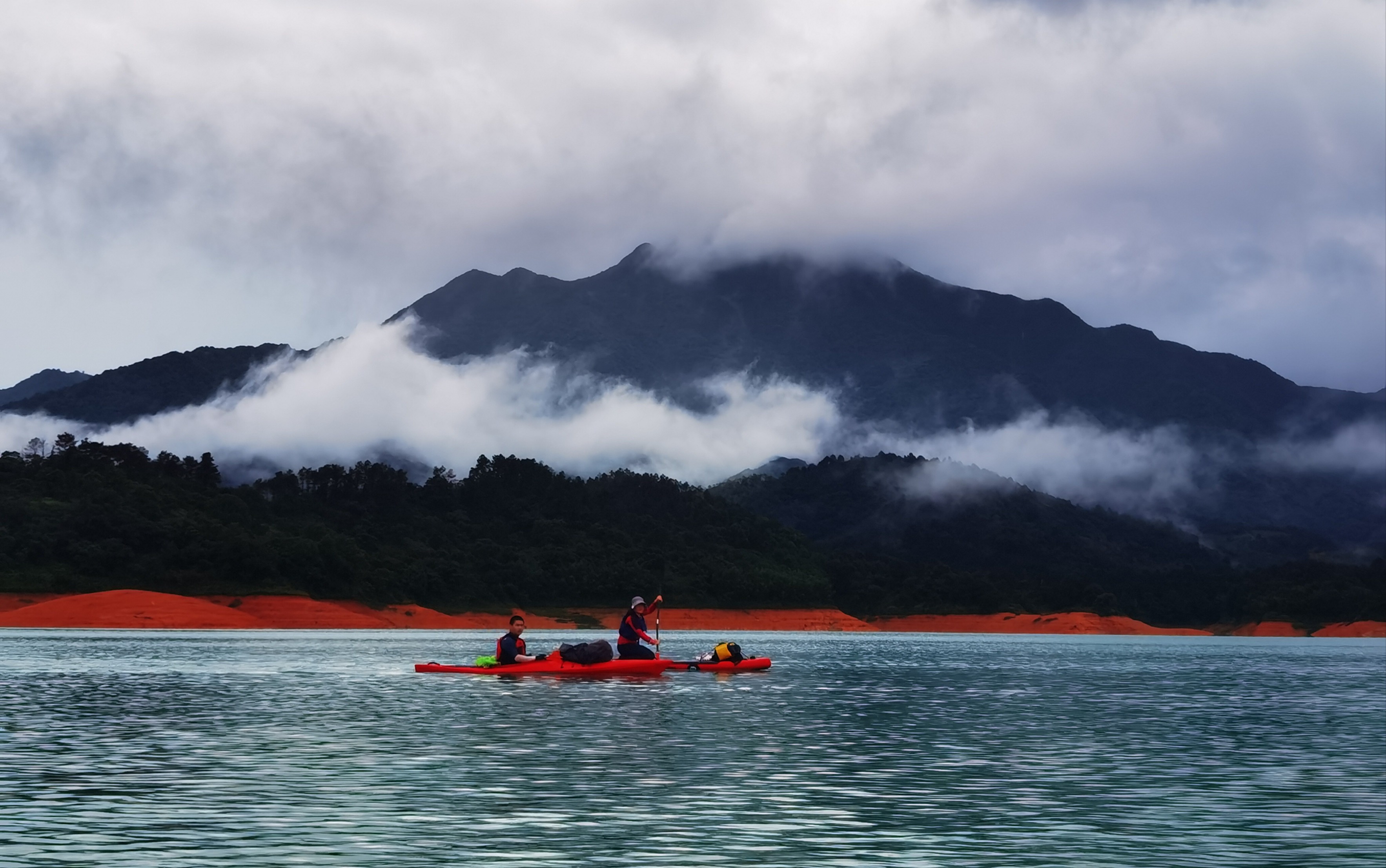 紧张刺激的万绿湖暴雨中皮划艇户外运动