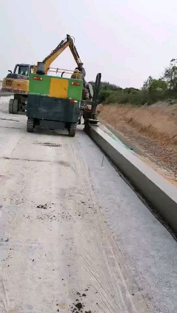 集滑模,振实,抹平,收光,于一体现浇滑模成型 #混凝土滑模机