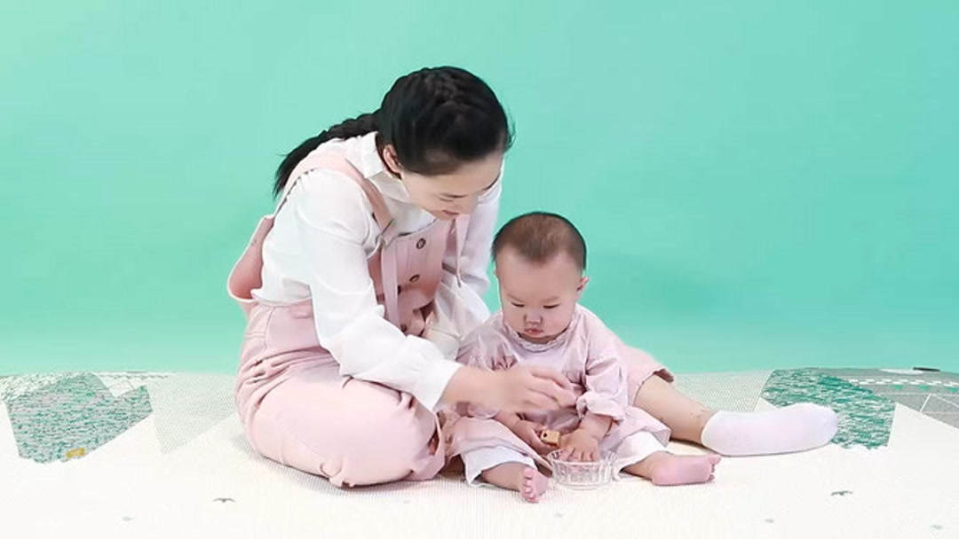 0-6个月精细运动宝宝早教亲子游戏促进手部的灵活性:抓与放