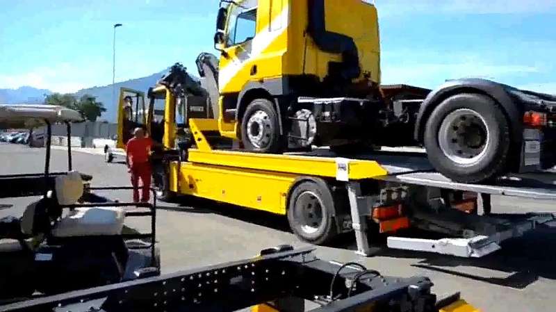 这是一辆很特别的拖车,托板能伸缩移动,看看是如何卸车的