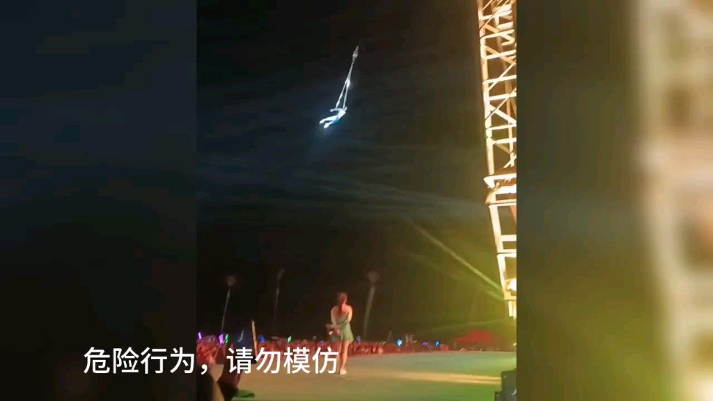 女杂技演员失误从几十米高空重重摔到地上!