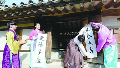 韩国人过年贴春联,都是白底黑字,真不是给死人用的?