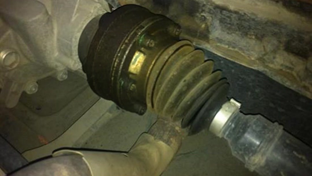 导致半轴漏油的原因有哪些?这样维修操作,油封会反复损坏漏油?