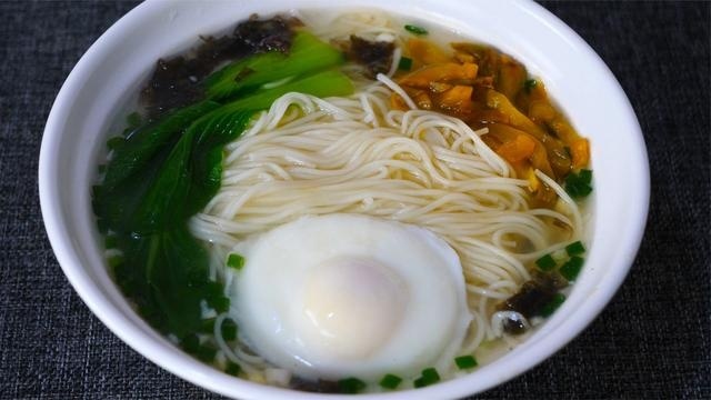 煮面条时最忌水开下锅,面馆老师傅教你技巧,2步煮出爽滑又筋道