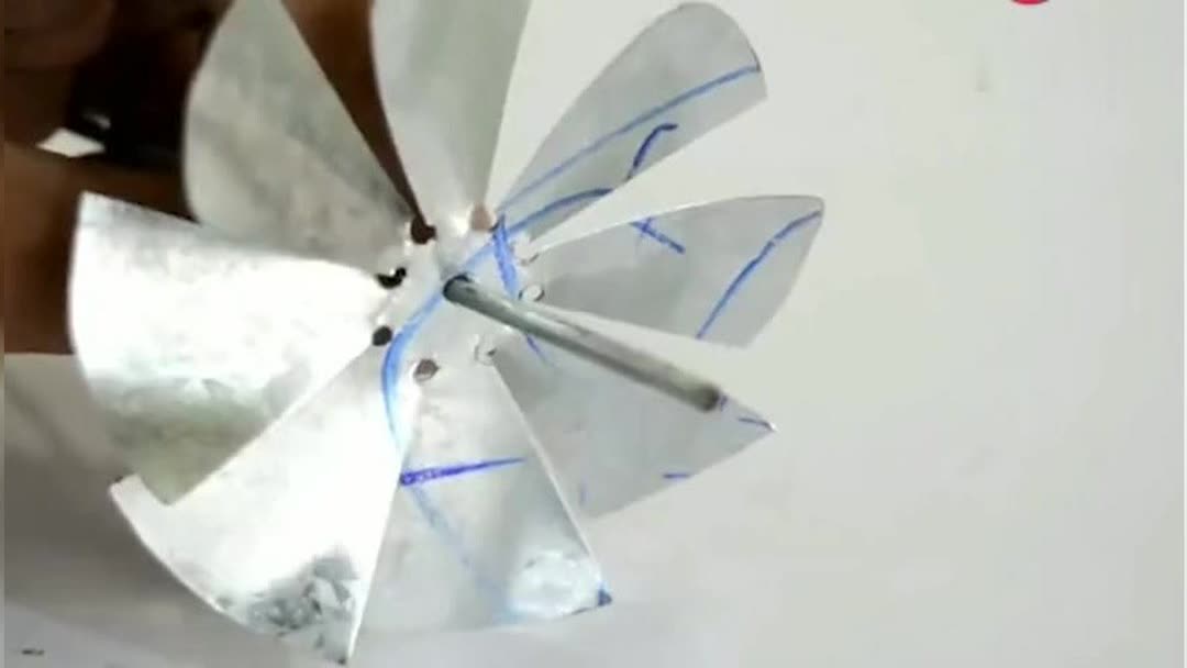 牛人自制小型蒸汽机,效果很强大,在家里成为一个很酷的装置