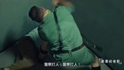 警察当众打人!看到一堆记者过来后,他们怂的赶紧跑了