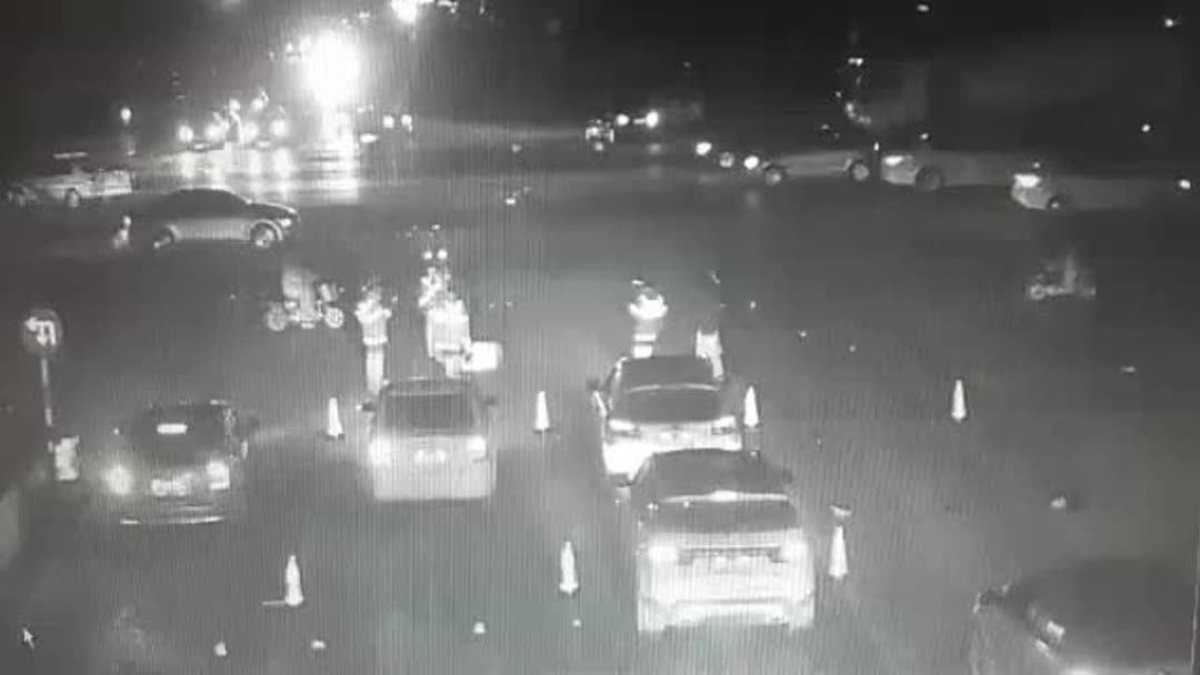 丧心病狂!监拍聊城一交警查酒驾被撞飞数米