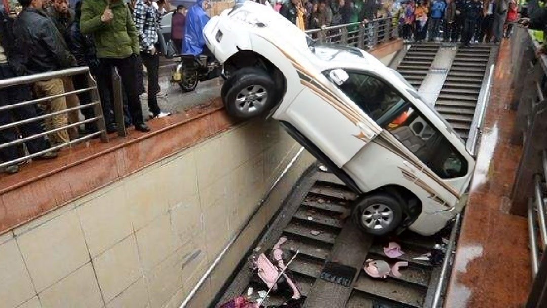 这是我见过 玩手机 付出的最严重代价 监控拍下了这一幕