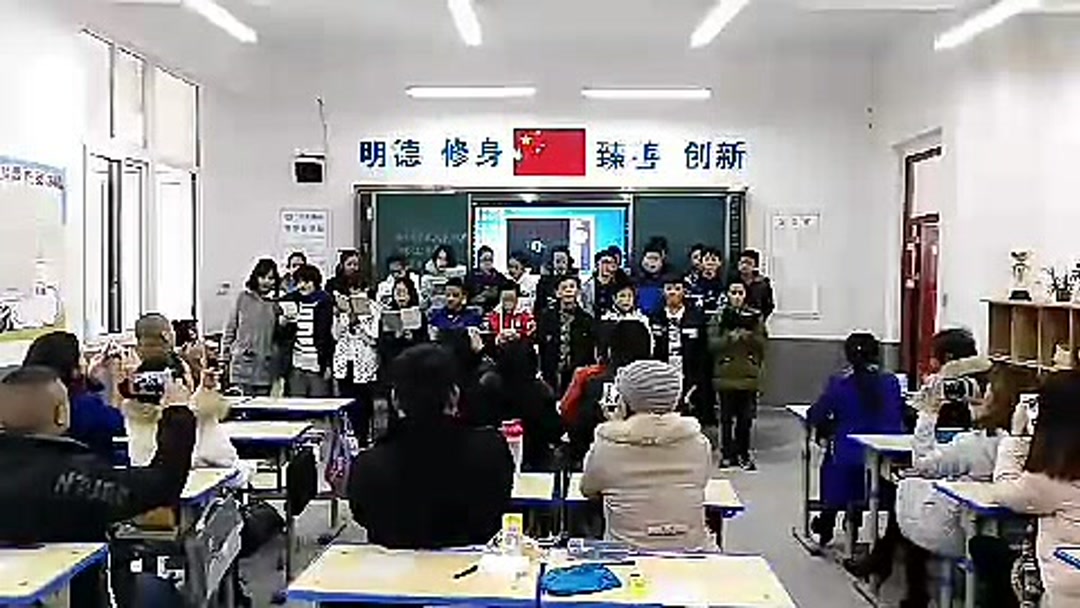 家长会,孩子们向爸爸妈妈致敬!