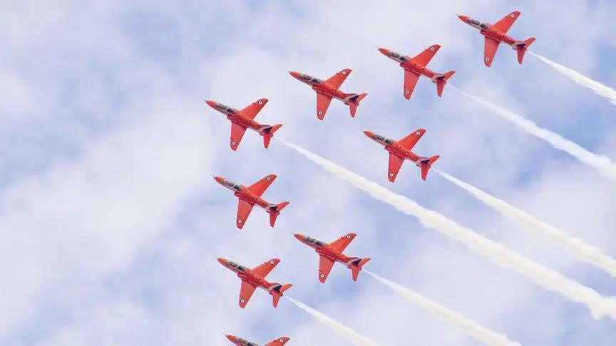 英国皇家空军"红箭"特技飞行表演队秀特技