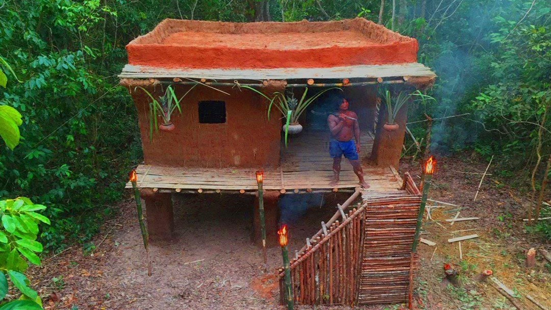 农村小哥酷爱野外建造,用竹子木头,在森林中建造令人吃惊的房子