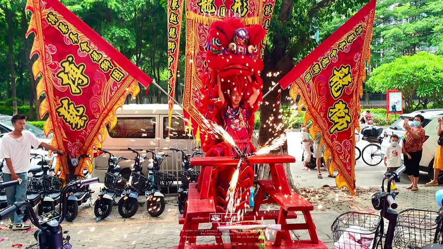 热烈祝贺雅迪电动车岭南直营门店开业大吉…生意兴隆!红红火火