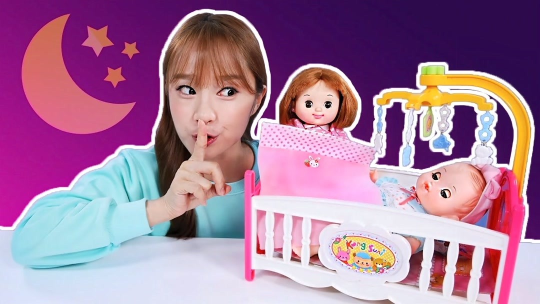 嘿基尼:基尼好有爱心,居然照顾宝宝睡觉