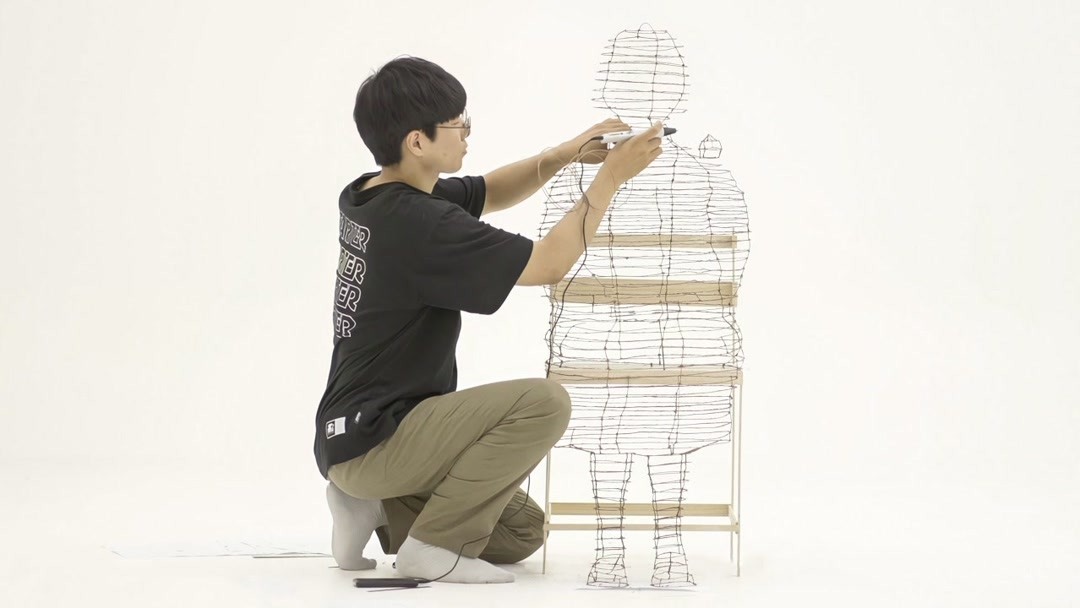 如何用3D打印笔绘制坐在椅子上的少女?小伙亲自尝试,真厉害!