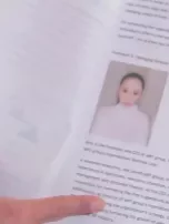 老板教小伙要诚信报恩,谁知小伙是个情种,一见美女照片啥都忘了