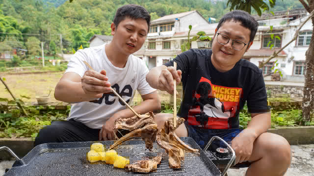 山药到老表家蹭饭吃,边烤羊排边喝红酒,两人有说有笑真开心