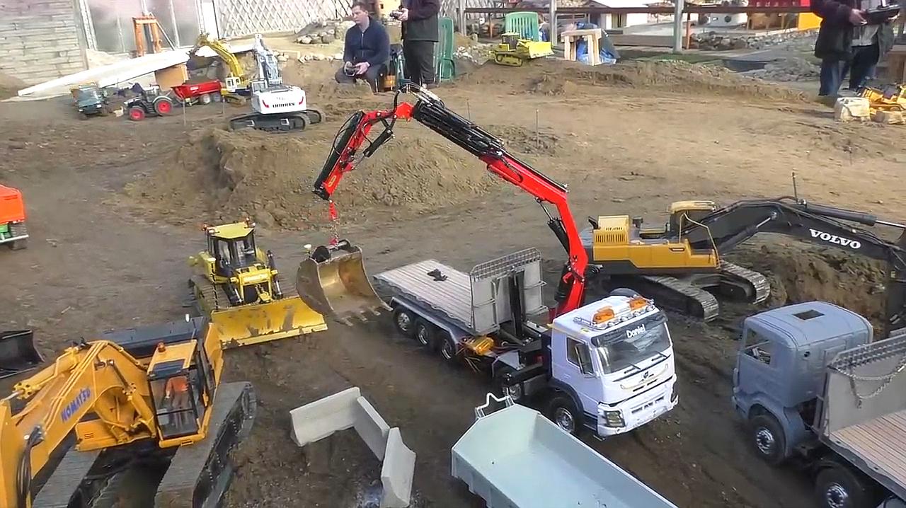 RC模型:挖掘机在沙地作业,模仿的太真实了,炫酷