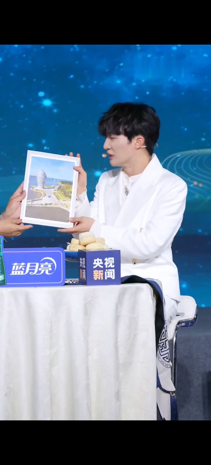 【周深】2022央视中秋晚会探班