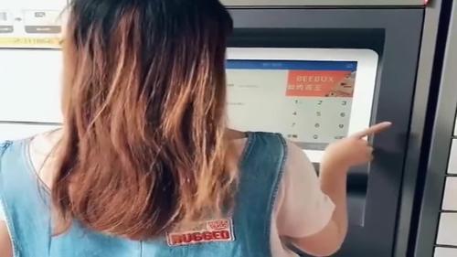 在ATM机取钱,没想到拍下这一幕,还真是自助的