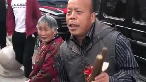 果真是高手在民间,大爷这段模仿秀太厉害了,一般人还真来不了!
