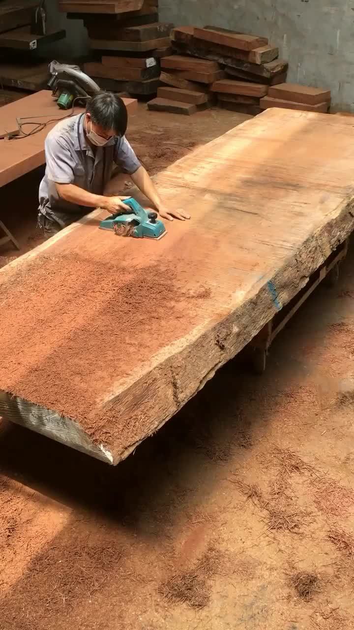 这么大的木料要仔细打磨