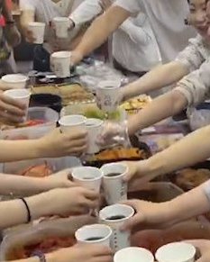 【辅导员请毕业生吃小龙虾 花了两千多,相处4年感情很深】近日,陕西...
