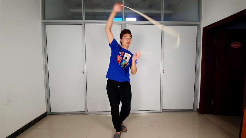 小伙在家自制海底捞特色拉面,甩得像模像样,以后不用去店里吃了