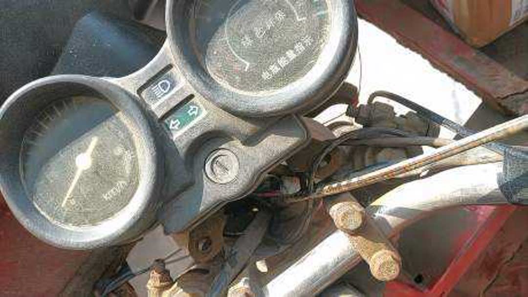 为电动三轮车加电压表