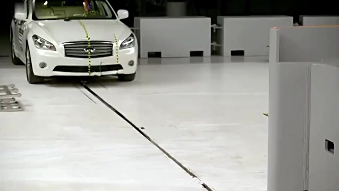汽车碰撞测试视频 英菲尼迪Q70美国IIHS碰撞测试 获最高安全评级